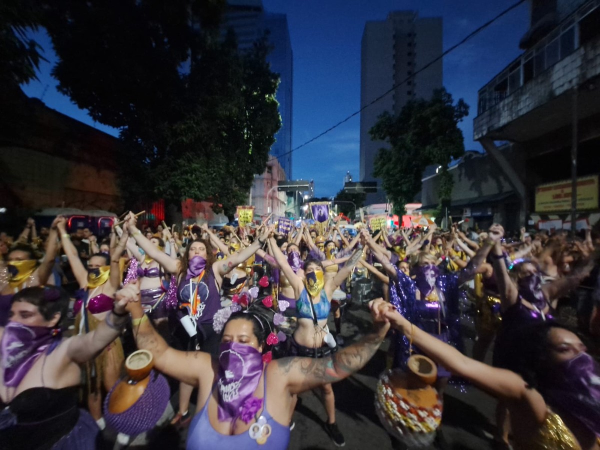 Mulheres do bloco Clandestinas fazem ato durante desfile em BH e ...