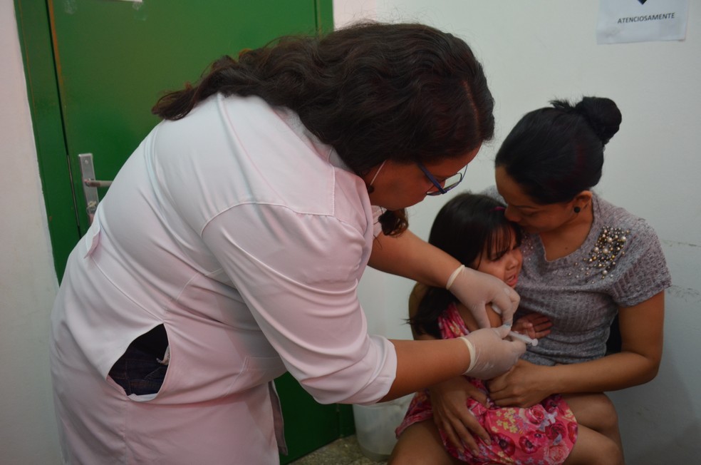 Crianças e idosos fazem filas para imunização contra a Influenza A em ...