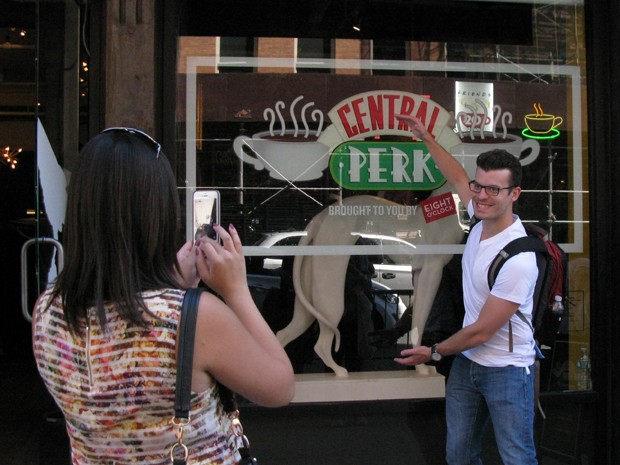 G1 - Fãs invadem a reprodução do café de 'Friends' em Nova York ...