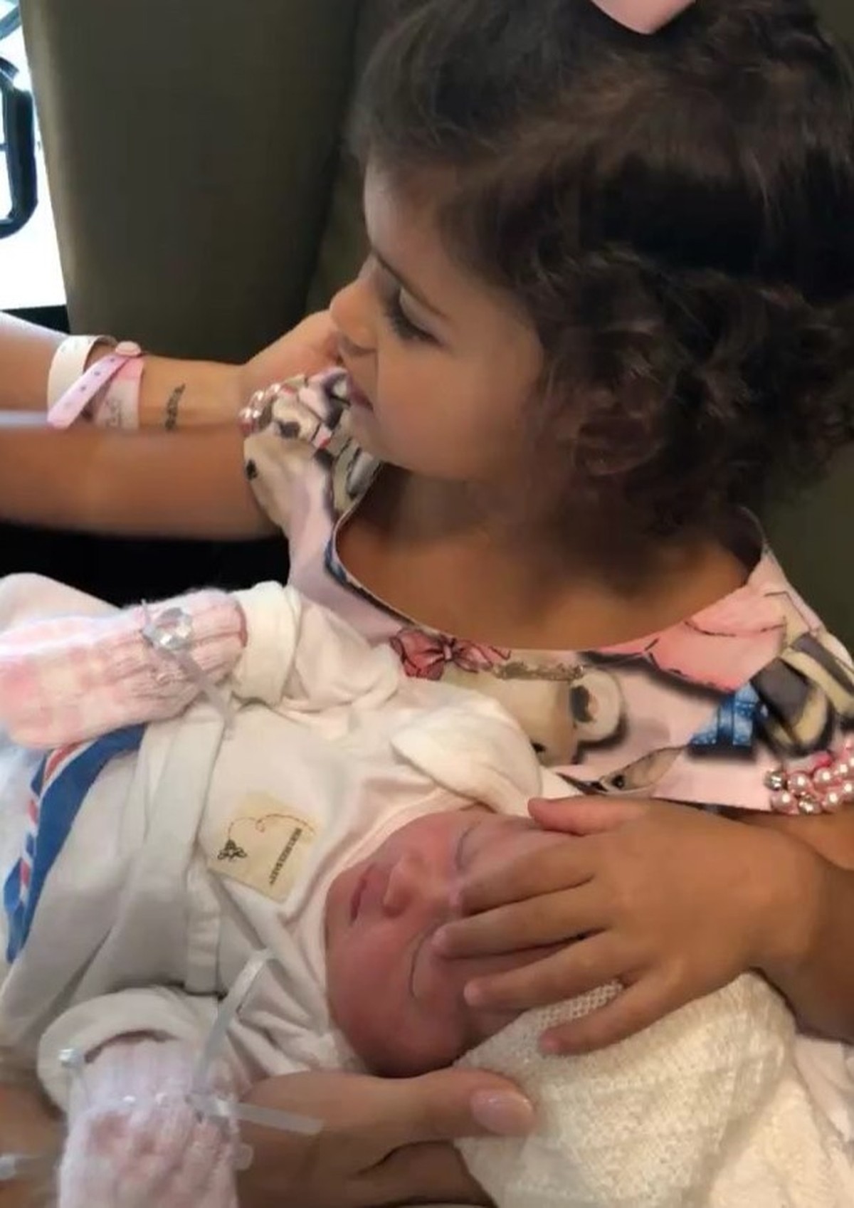 Marido de Bella Falconi mostra irmãs Vicky e Stella se conhecendo | Celebridades | Vogue