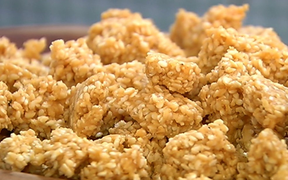 Doceira de Catalão ensina como preparar pé de moleque de gergelim ...