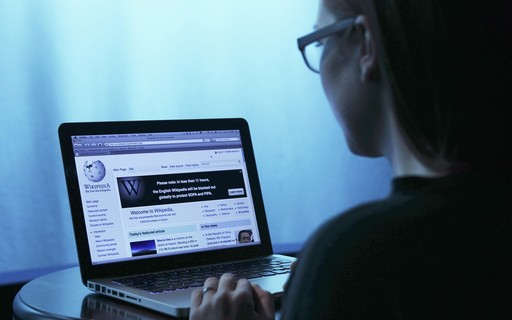 Wikipédia trava batalha virtual contra as "fake news" - Época Negócios ...