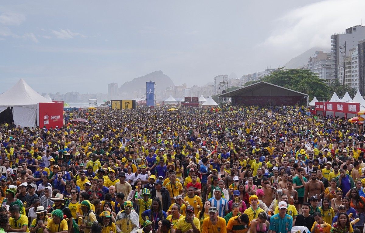 Com sol de 31°C, cariocas vão de sunga e de biquíni para a Fan Fest de ...