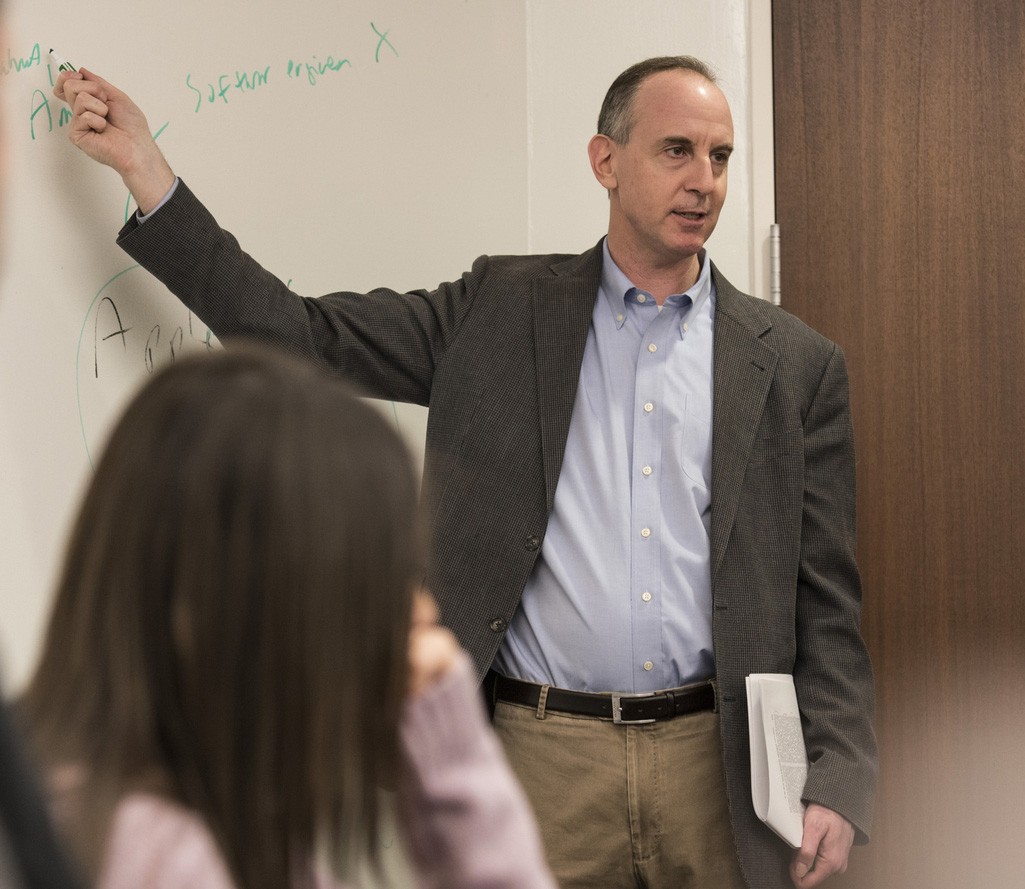 Trump seguirá causando problemas, diz Eric Posner, da Universidade de ...