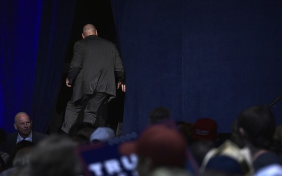 Serviço Secreto interrompe comício de Trump após alarme falso - ÉPOCA ...