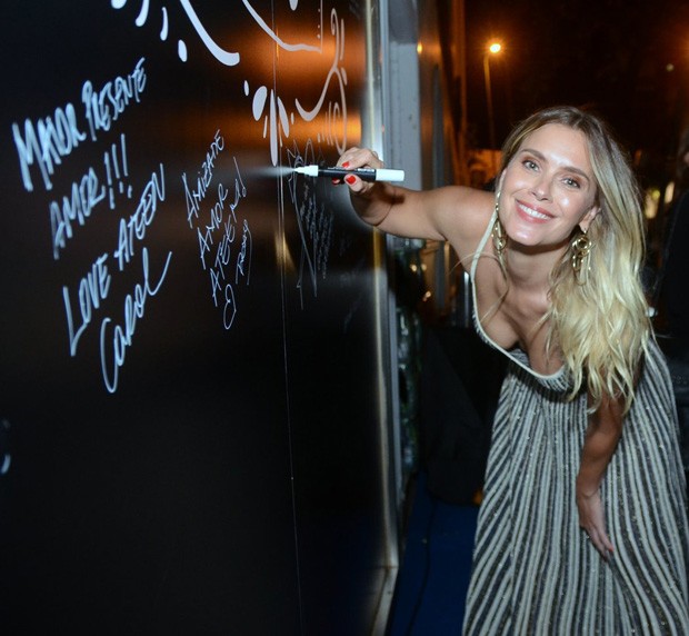 Carolina Dieckmann exibe corpo bronzeado em evento de moda no Rio ... Carolina Dieckmann exibe corpo bronzeado em evento de moda no Rio ...