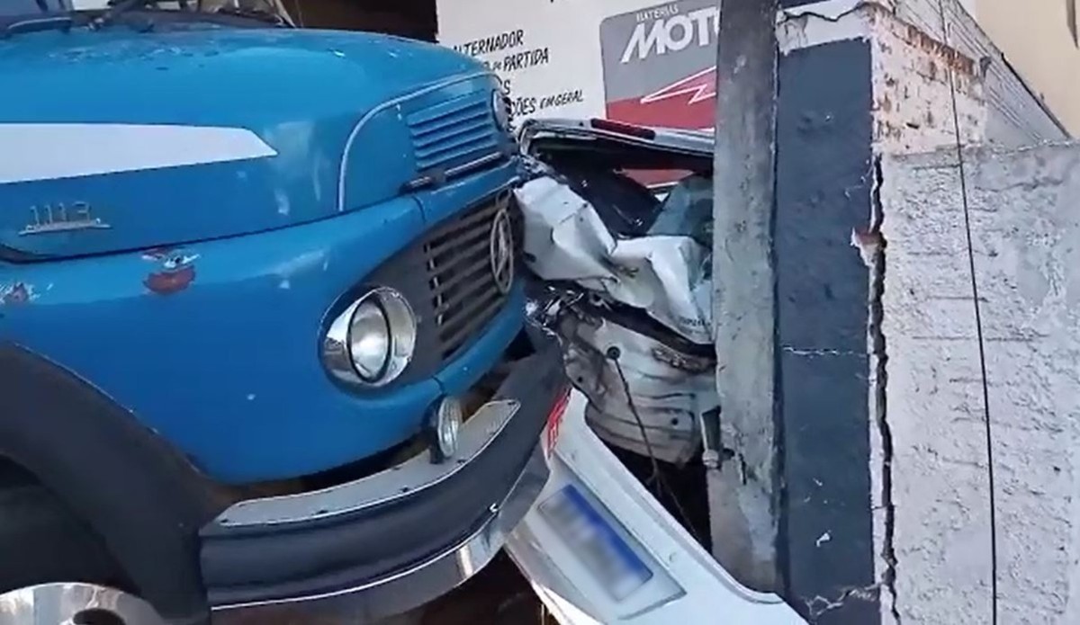 Caminhão desgovernado destrói carros e bate em poste em Ourinhos | Bauru e Marília | G1