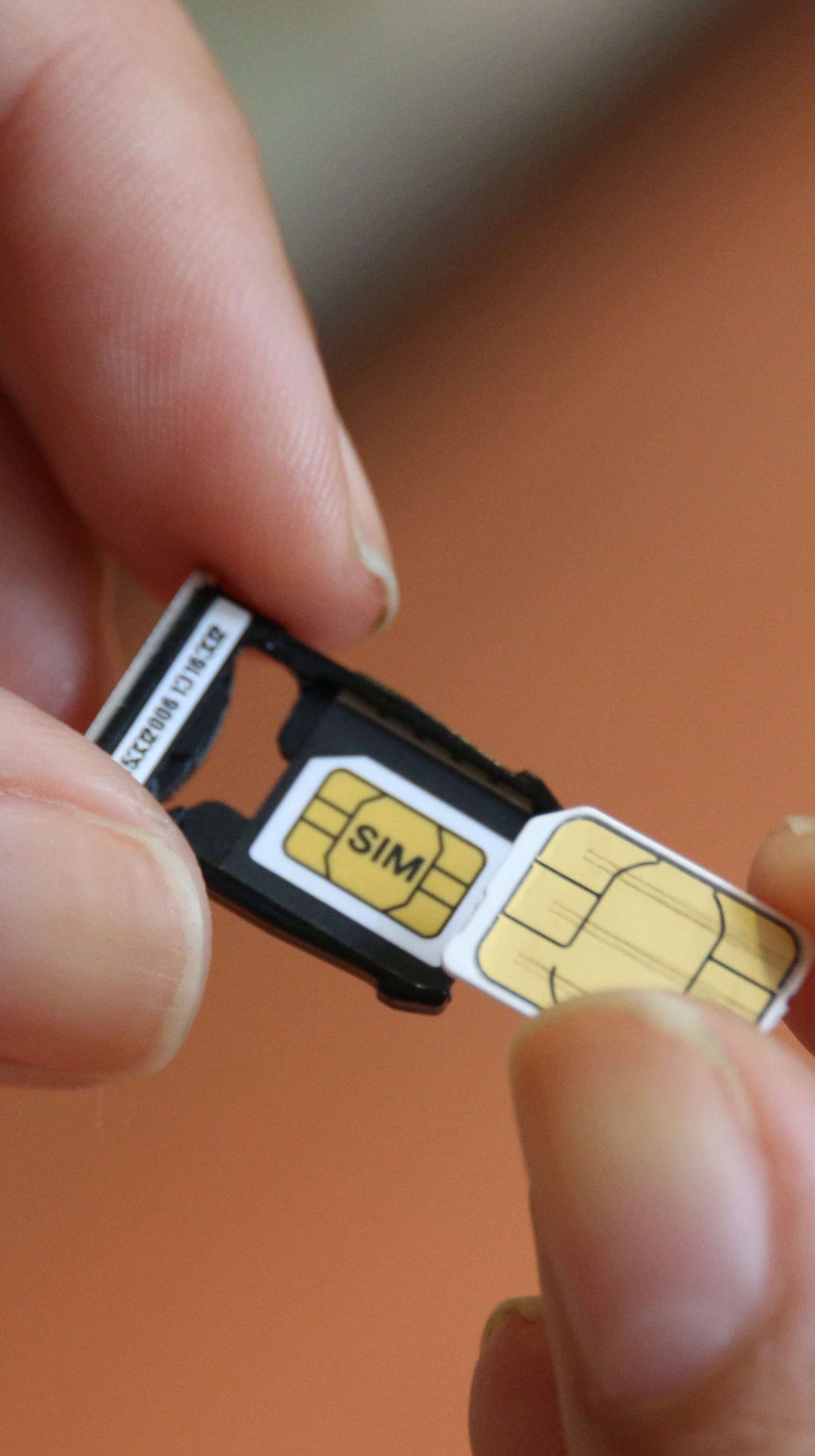 Conheça o novo chip de celular que armazena duas linhas de uma só vez