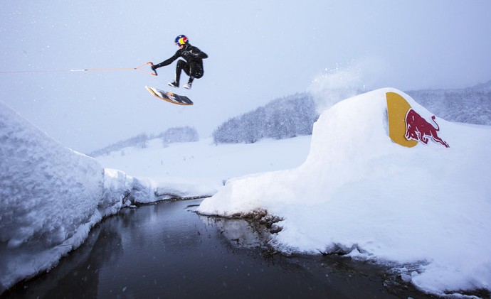 Em visual incrível, americano dá show em manobras de wakeskating na neve