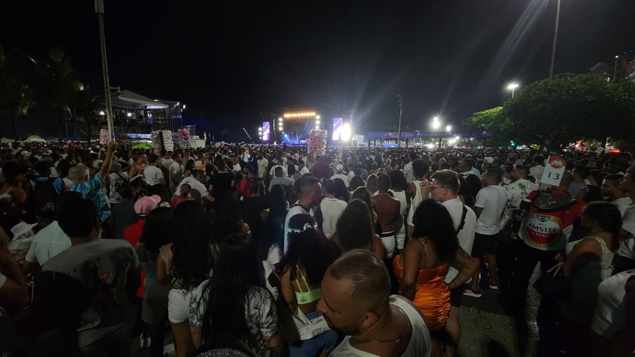 Com a praia lotada, Copacabana vive a expectativa da chegada de 2023 no ...