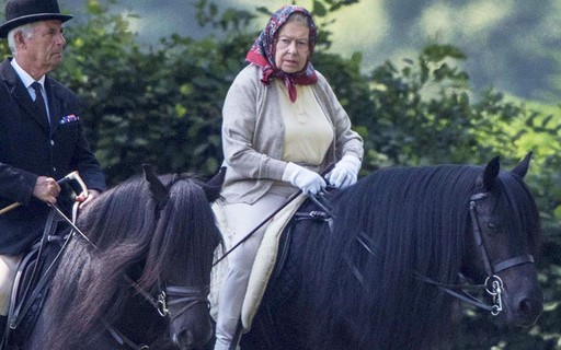 Aos 91 anos, Rainha Elizabeth II esbanja elegância ao andar a cavalo ...