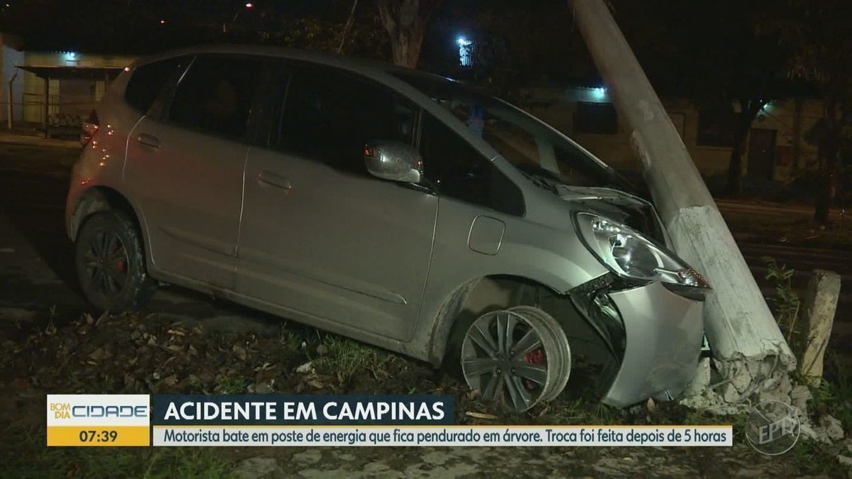 Motorista perde controle de carro e arranca poste de energia em Campinas | Campinas e Região | G1