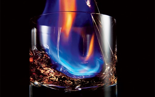 Drinks com chamas e ingredientes defumados viram nova tendência - GQ ...
