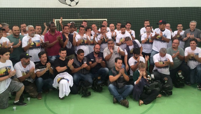 Um minuto de aplausos: a última homenagem dos colegas a Ari Júnior