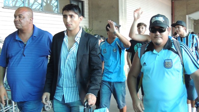 Alan Ruiz chega a Porto Alegre para jogar no Grêmio, e torcida faz ...