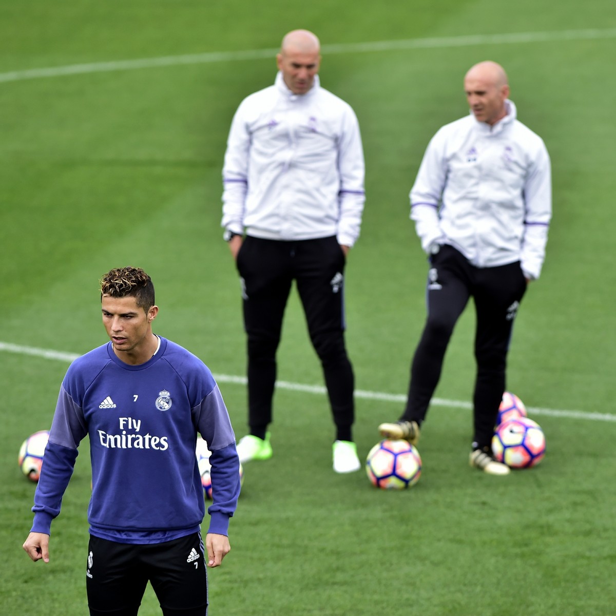 Zidane volta a poupar CR7 e já pede Bola de Ouro para o astro: "Ele ...