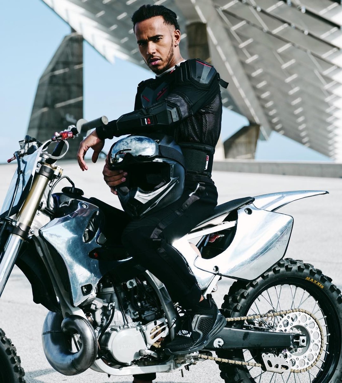 Lewis Hamilton faz as vezes de modelo | Celebridades | vogue
