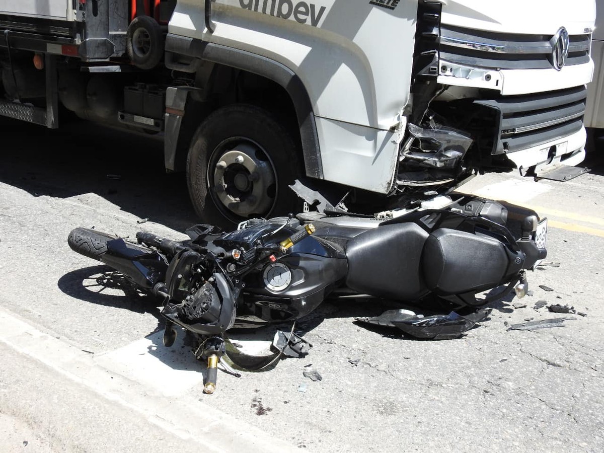 Motociclista Fica Gravemente Ferido Em Acidente Com Caminhão Na Rio
