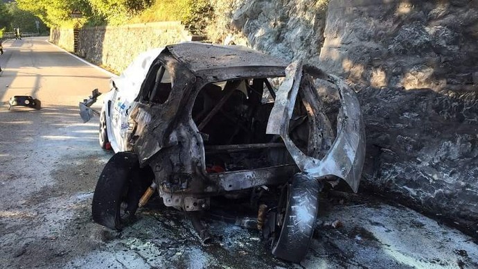 Carro pega fogo e mata piloto e copiloto em acidente de rali na Itália