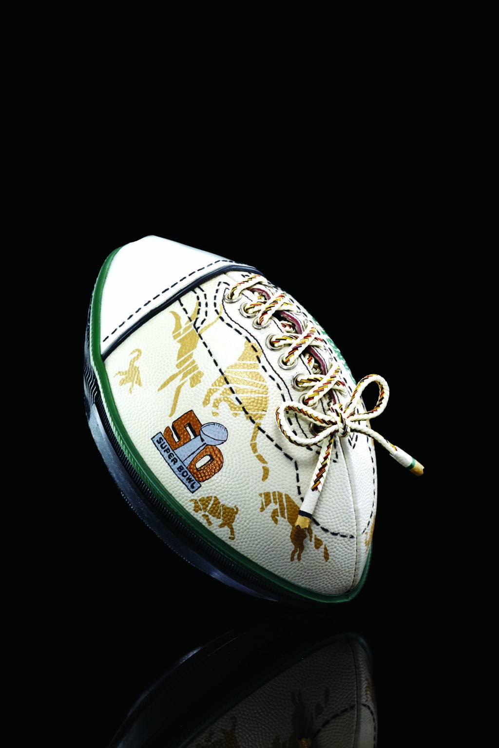 Estilistas customizam footballs para o 50º SuperBowl | Moda | Vogue