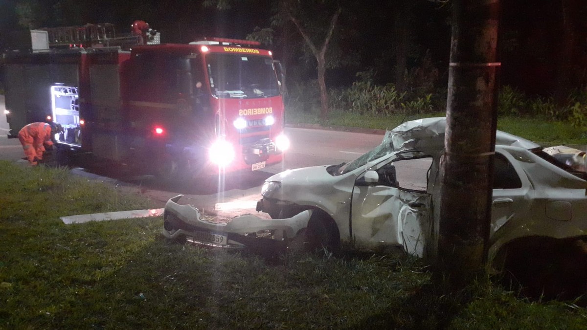Motorista morre após bater o carro em um poste na BR-381 em Ipatinga | Vales de Minas Gerais | G1