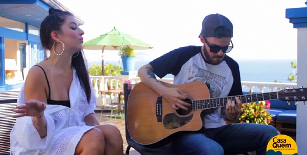 Cantora Clau faz pocket show na Casa QUEM de Verão - Quem | Casa QUEM