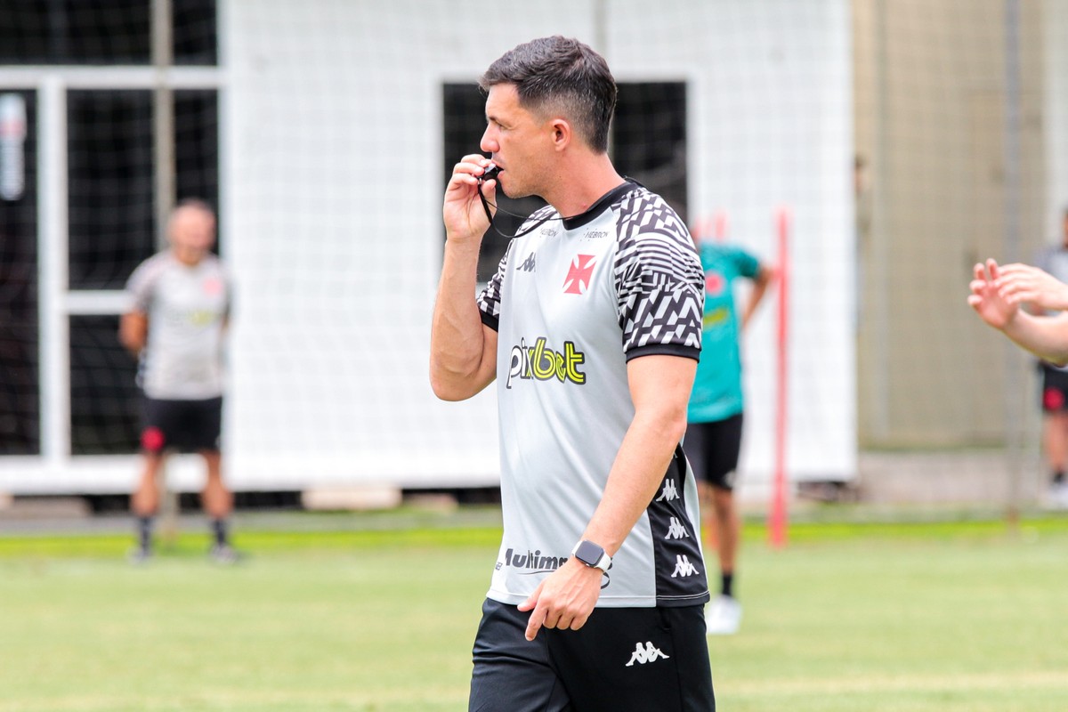 Com treinos intensos e à espera de elenco completo, Barbieri agrada nas ...