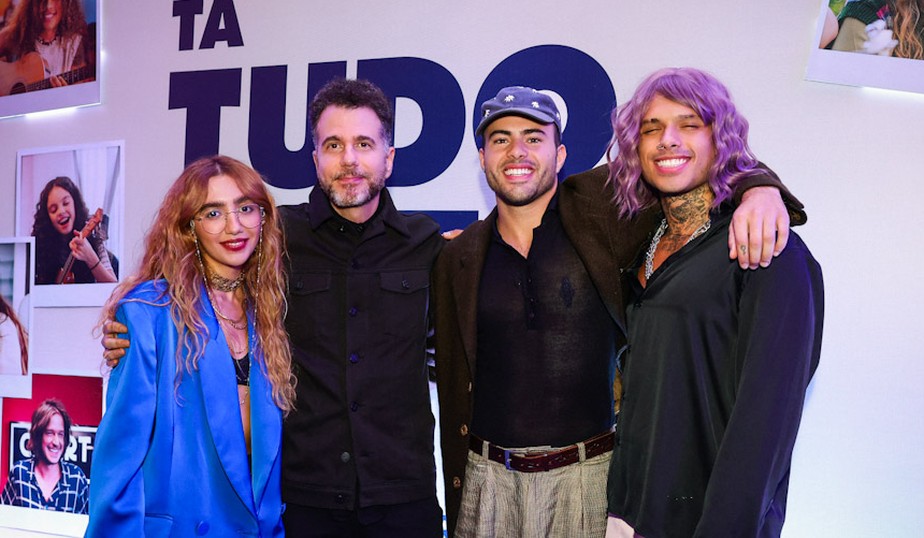 Careca, Vitão vai de peruca lilás a lançamento em São Paulo