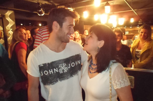 Galã de 'Revenge', Joshua Bowman posa com Narjara Turetta - Patrícia ...