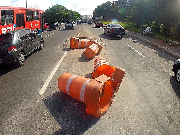 G1 - Buraco causa transtornos na Avenida Paralela, em Salvador ... G1 - Buraco causa transtornos na Avenida Paralela, em Salvador ...