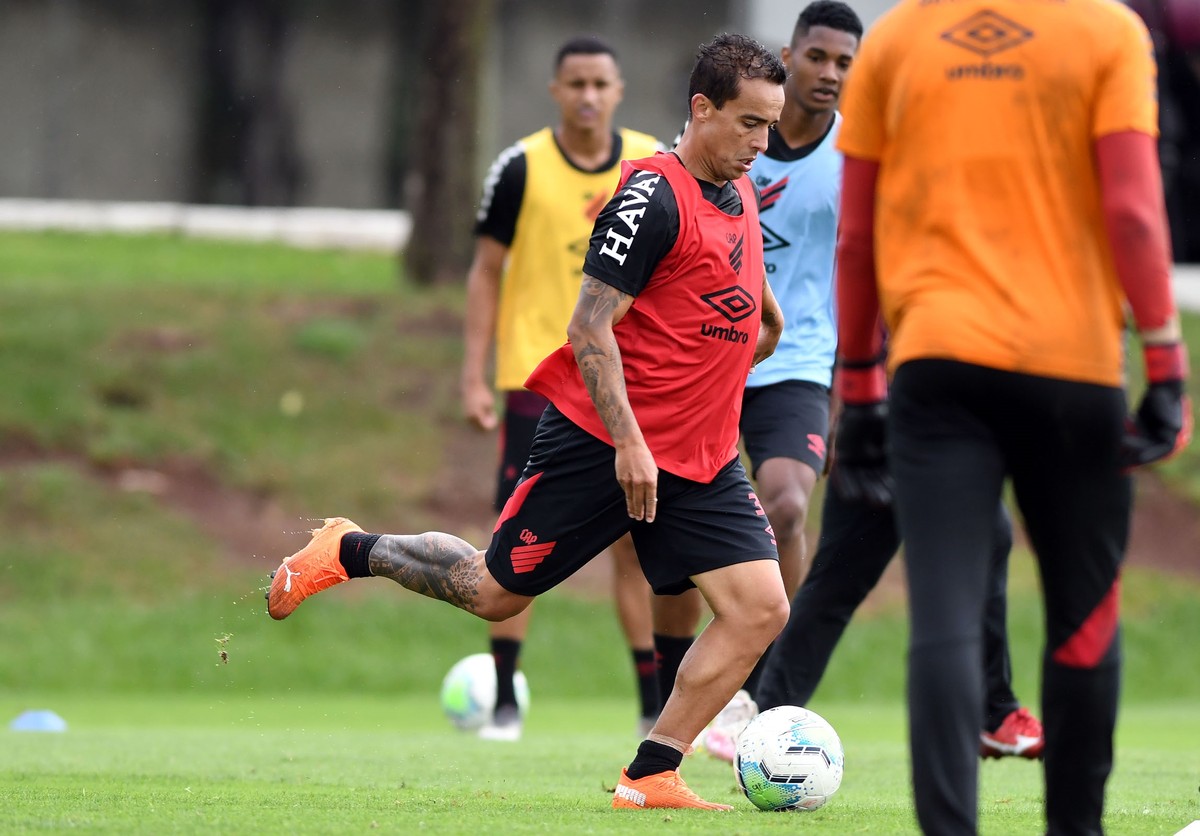 Sem jogar há um ano, Jadson é relacionado pela primeira vez na volta ao ...