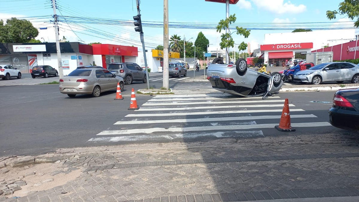 Idosa perde controle e capota carro após colidir com outro veículo na ...