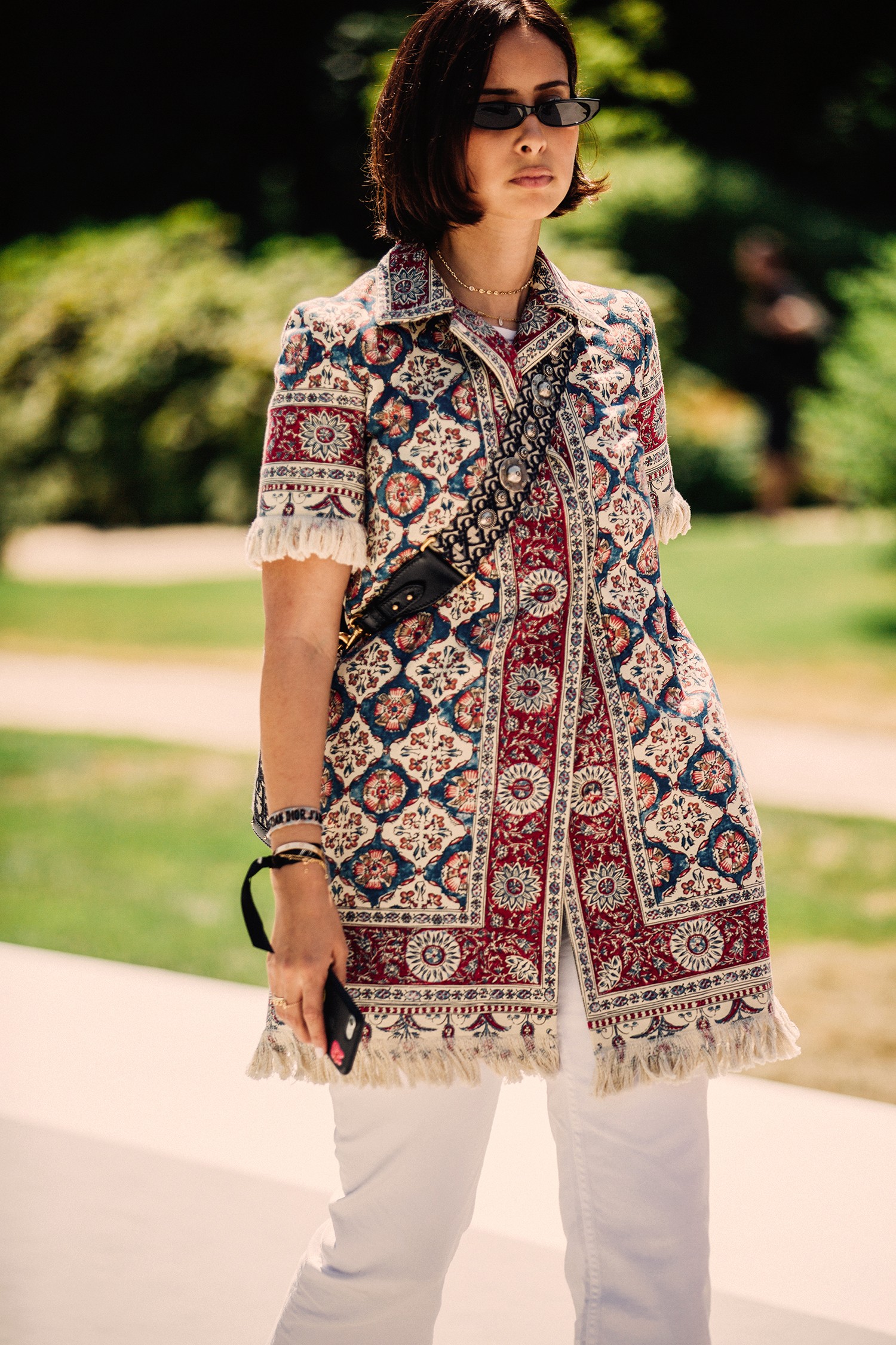 Haute verão: como os fashionistas driblaram o calor pelas ruas de Paris ...