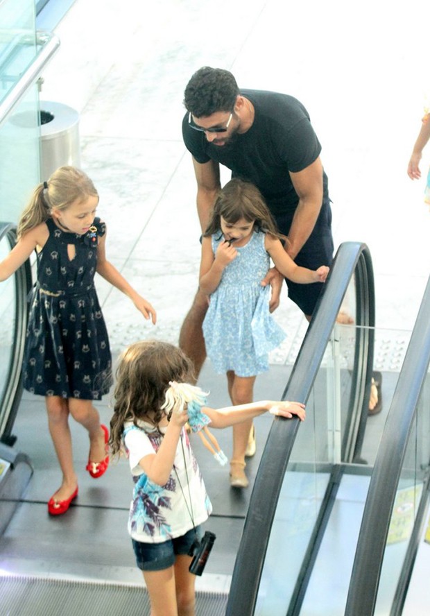 Cauã Reymond passeia com filha e amigas em shopping no Rio - Quem ...