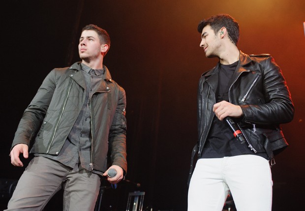 Sem Kevin, Nick e Joe se apresentam juntos após fim do Jonas Brothers ...