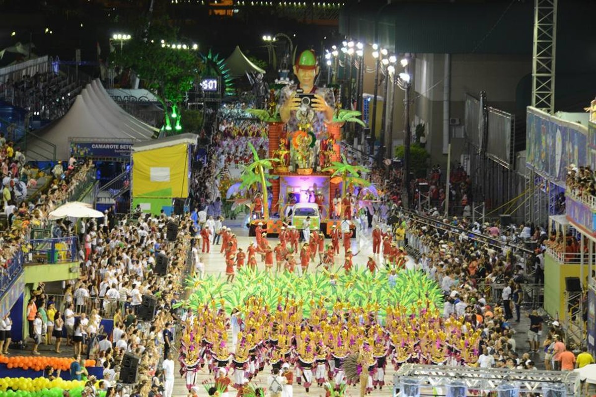 Veja como comprar fantasias para desfilar com as escolas de samba no ...