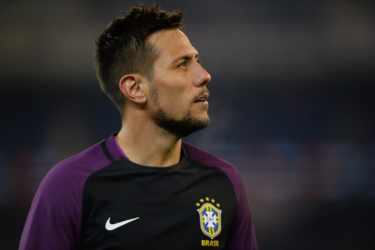 Jornal diz que Diego Alves pensa em voltar ao Brasil de olho na Copa do ...