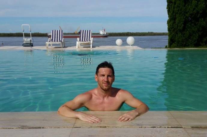 De férias, Messi curte piscina na beira do rio em cidade natal na ...