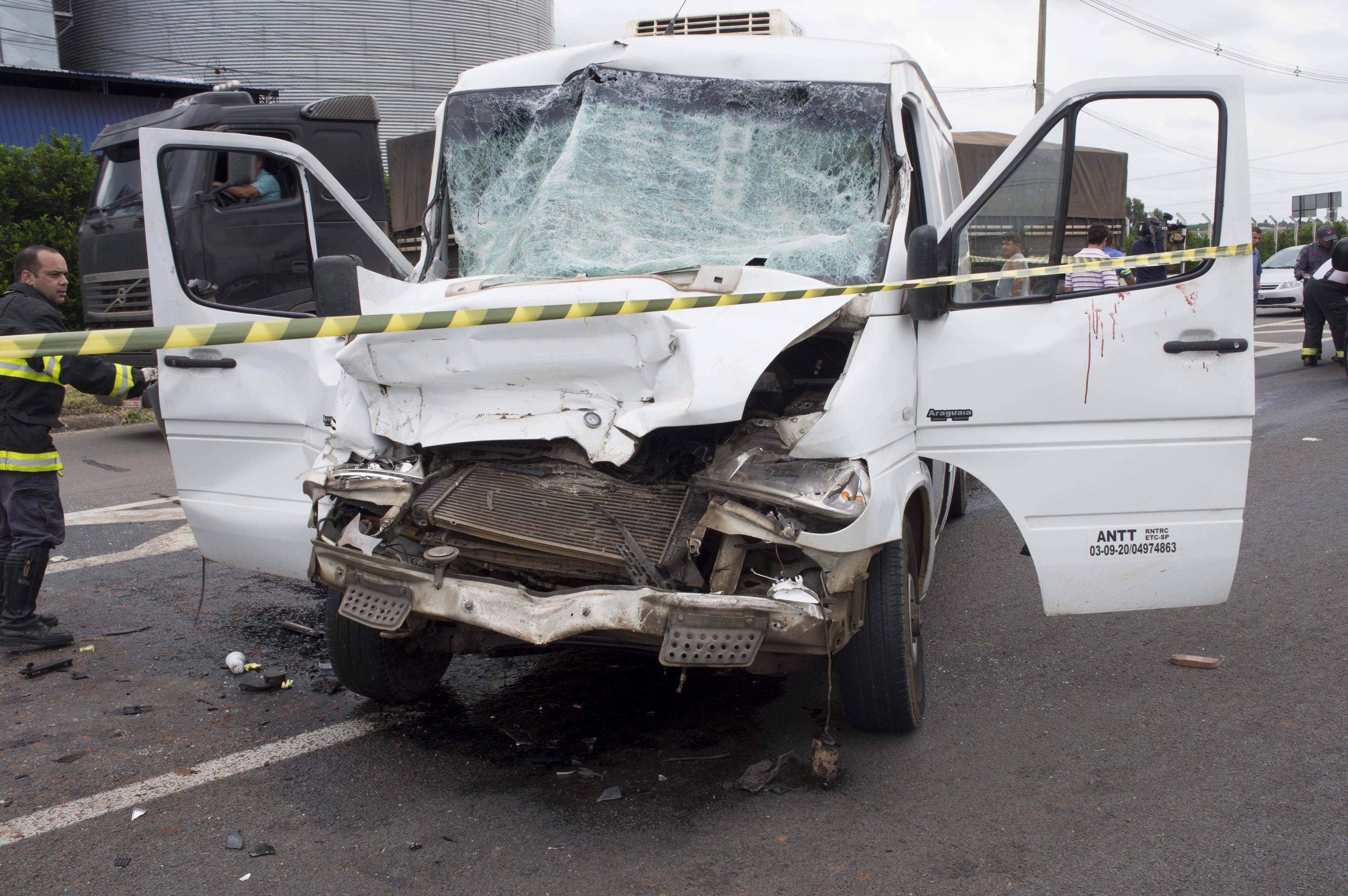 G1 - Acidente entre van e caminhão deixa dois feridos em Itapetininga ...