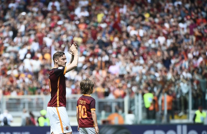 Em seu 600º jogo no Italiano, Totti dá assistência, e Roma vence o Chievo