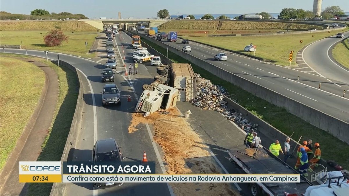 Caminhão com 22t de lixo tombado na Rodovia Anhanguera deixou faixas ...