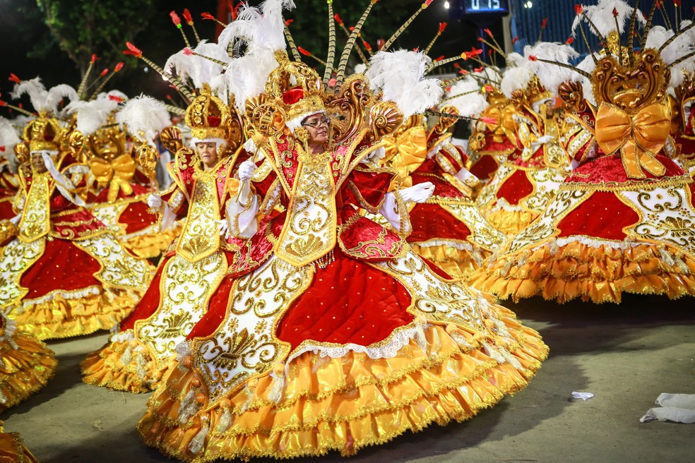 Regulamento reduz número mínimo de baianas, de alegorias e tempo de ...