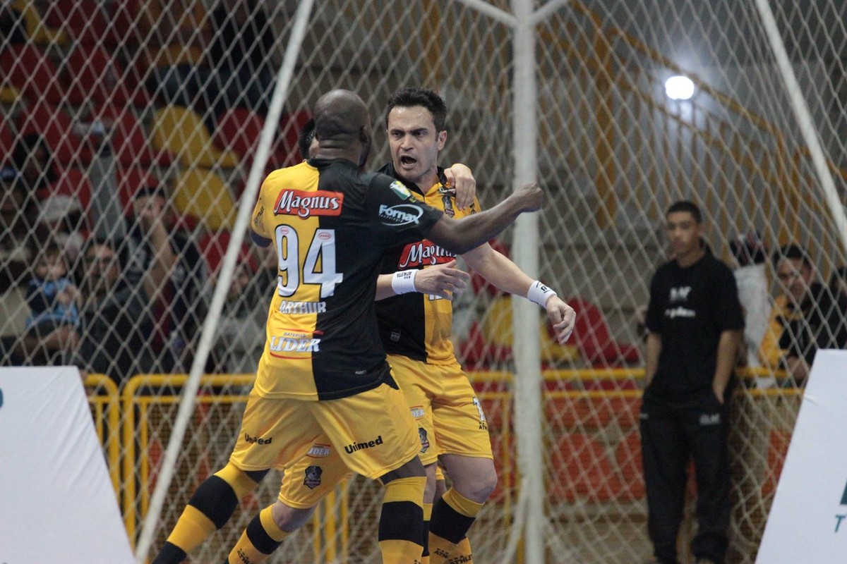 Em São Carlos, time do craque Falcão encara Foz; ingressos à venda ...