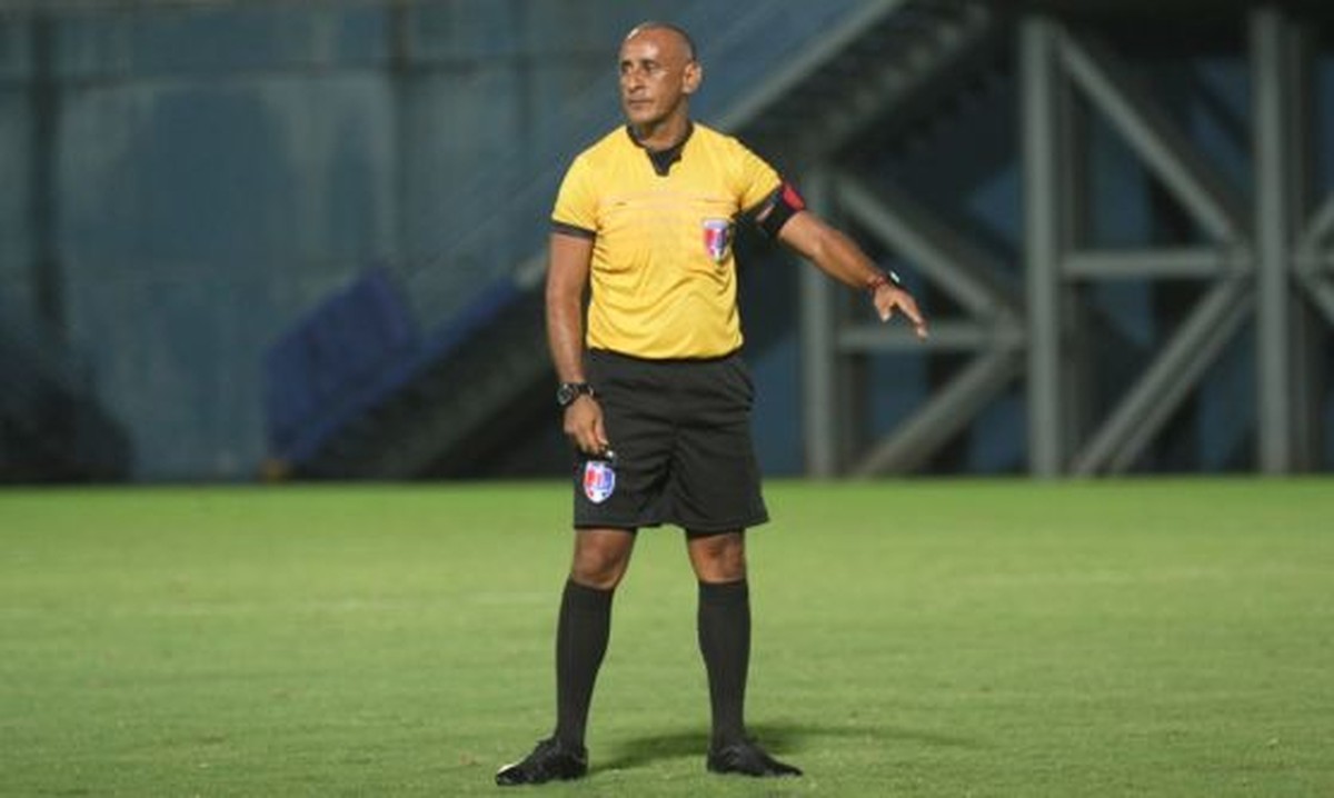 Edmar Campos da Encarnação apita Fast x Penarol, pela final do turno ...