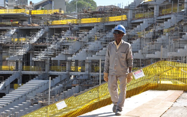 Aos 78 anos, ‘seu’ Brasilino ajuda a erguer a sua segunda Fonte Nova ...