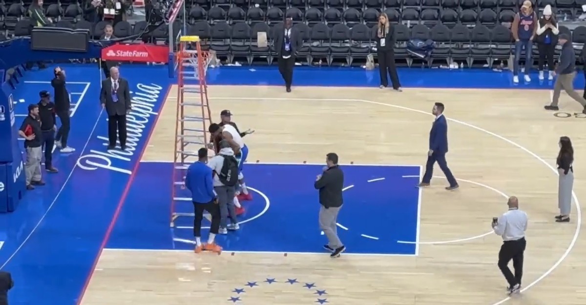 Giannis volta pós jogo para treinar lances livres e empurra escada de ...