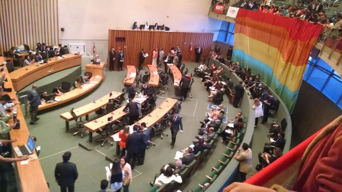 Grupo LGBT protesta na Câmara do DF contra decreto que derrubou lei ...