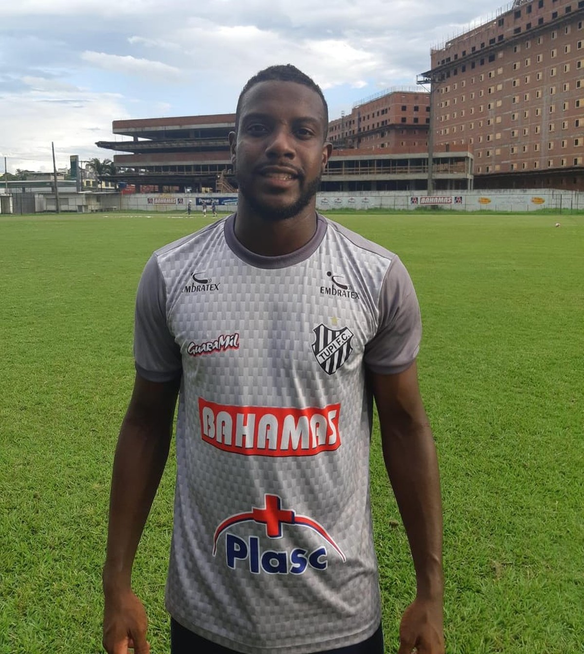 Ansioso por regularização, lateral se diz confiante em salvação do Tupi ...