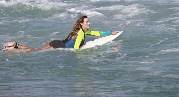 Luize Altenhofen exibe corpão em dia de surfe - Quem | QUEM News