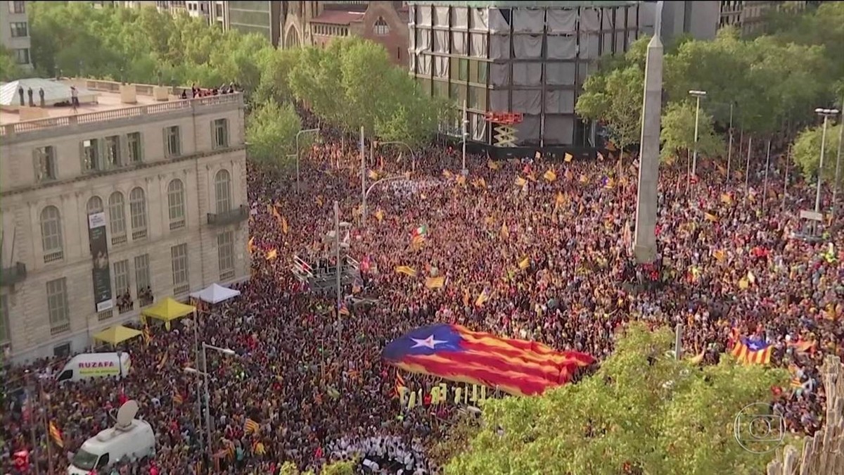 Manifestantes entram em confronto com a polícia em Barcelona no 5º dia ...